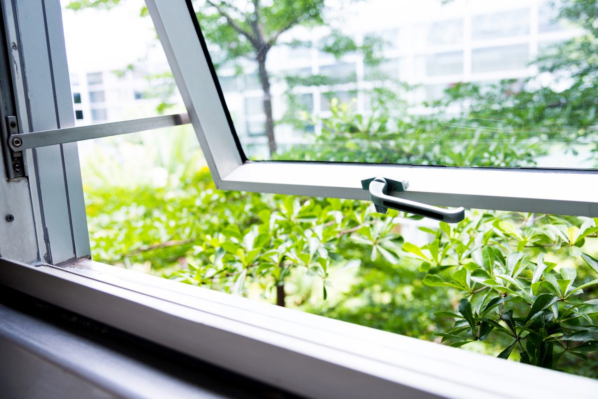 Open classroom windows between lessons so kids don't get too cold, says DfE