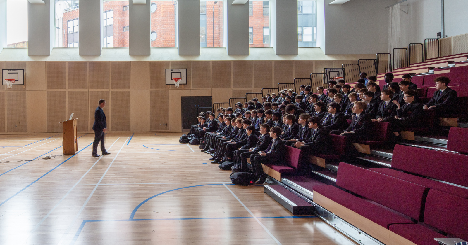 Phone ban: The school that confiscates devices for six weeks